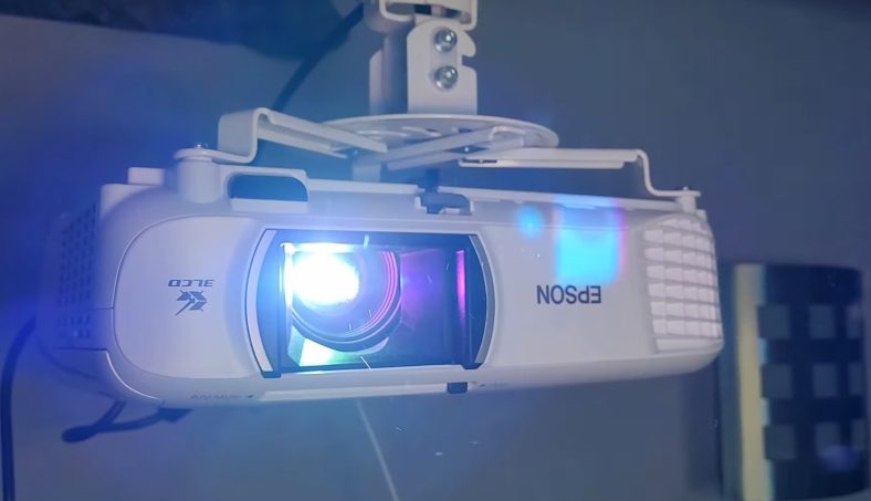 How to connect Epson projector to laptop? 3 steps