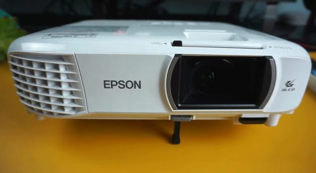 How to connect Epson projector to laptop? 3 steps