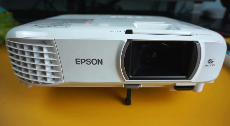 How to connect Epson projector to laptop? 3 steps