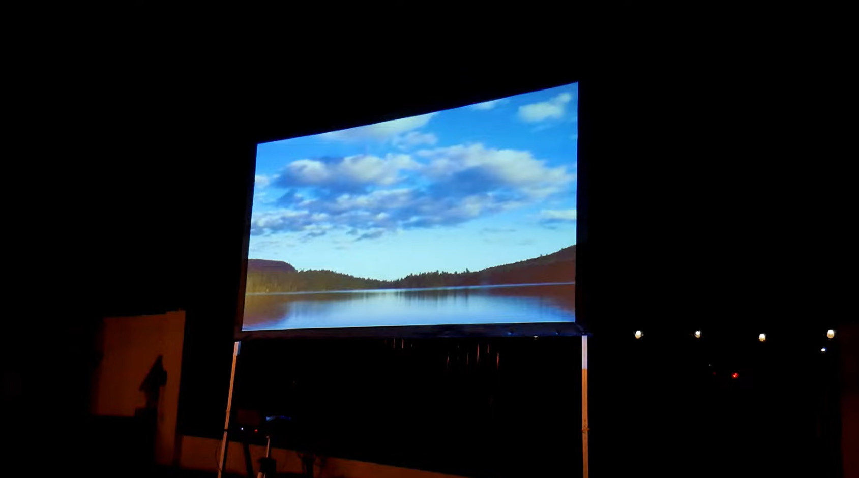 How to use a projector outside? 8 Helpful tips