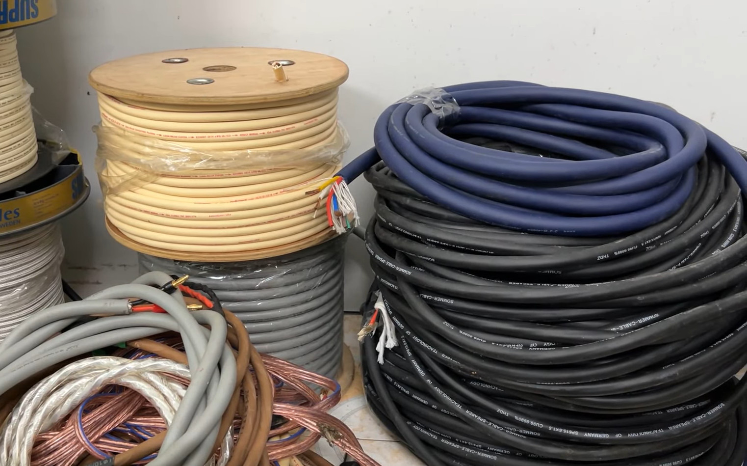 Speaker wire colors: Color codes table explained - TechPicko
